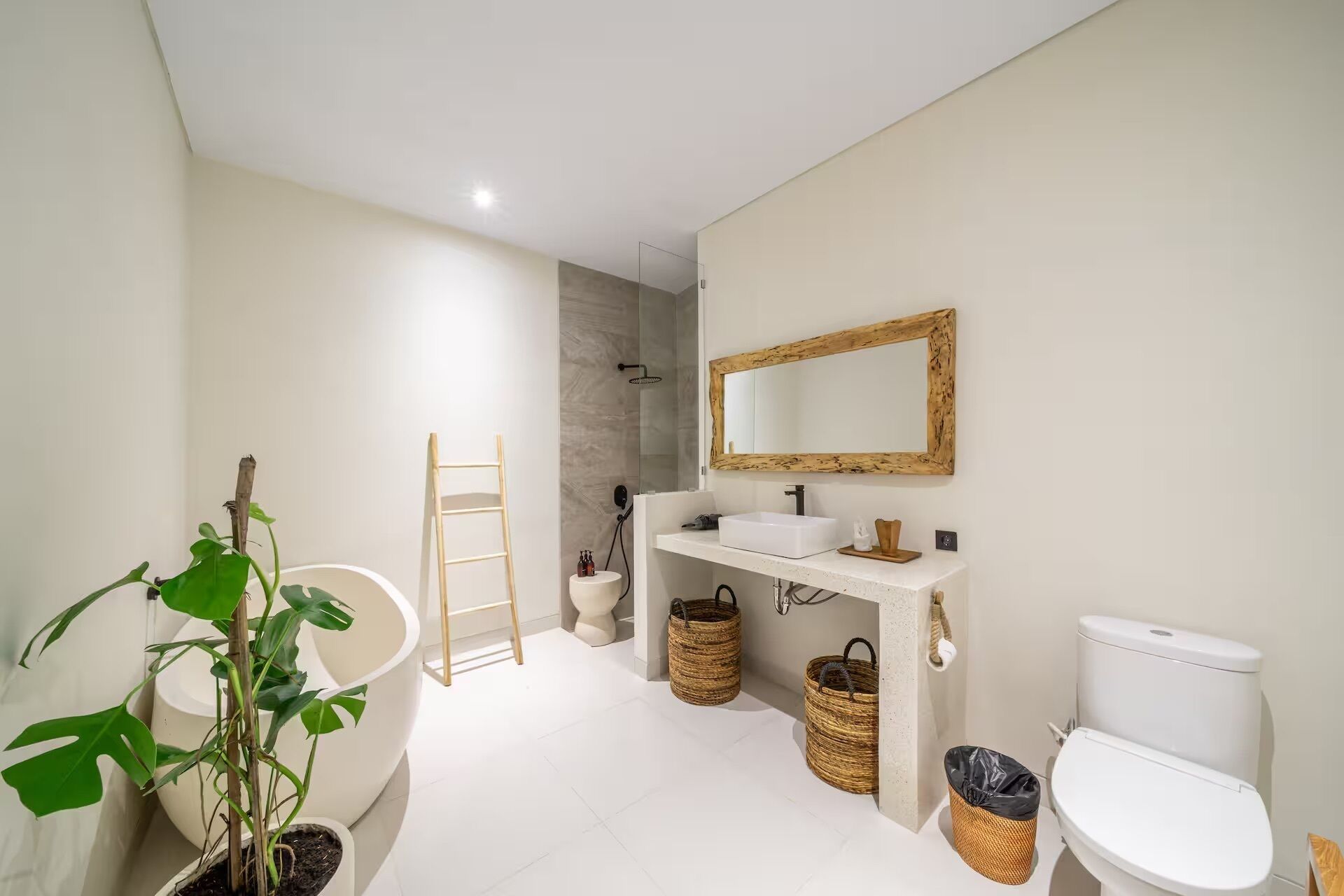 Villa Deluxe, 4 quartos, piscina privativa | Casa de banho | Roupões, chinelos, um bidé 