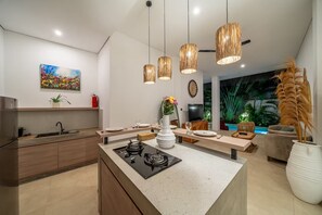 Villa Familiar, 3 quartos, vista para a piscina | Cozinha privada | Uma cafeteira/bule, uma chaleira elétrica, uma torradeira 
