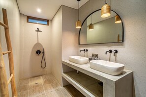 Villa Familiar, 3 quartos, vista para a piscina | Casa de banho | Roupões, chinelos, um bidé 