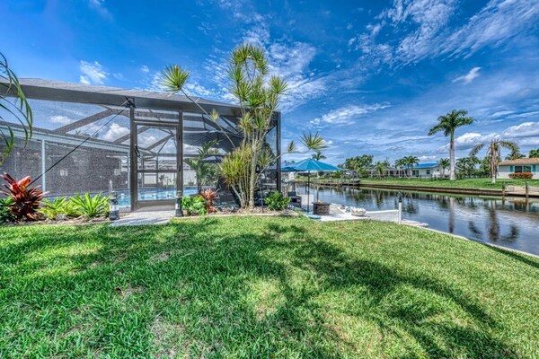 Waterfront Luxury Micro Resort Heated Salt Pool 4 Bedroom Home - Fort Myers, FL