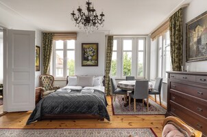 Apartamento, sacada, vista para a cidade | Ferros/tábuas de passar roupa, Wi-Fi de cortesia, roupa de cama