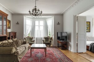 Apartamento, sacada, vista para a cidade | Área de estar | TV de plasma