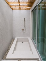 Quarto superior | Banheiro | Chuveiro, secador de cabelo, toalhas de banho, sabonete
