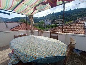 Apartamento Clássico, vista para o mar, em frente ao mar | Refeições ao ar livre