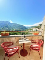 Quarto luxo, vista para a colina | Cofres nos quartos, individualmente mobiliados, escrivaninha