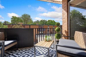 Apartamento, várias camas, sacada, vista para o jardim (The Aviary Near CSU) | Área da propriedade