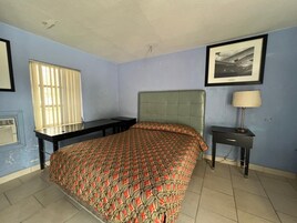 Quarto, 1 cama king-size, fumadores, kitchenette | Secretária, ferro/tábua de engomar, Wi-fi grátis