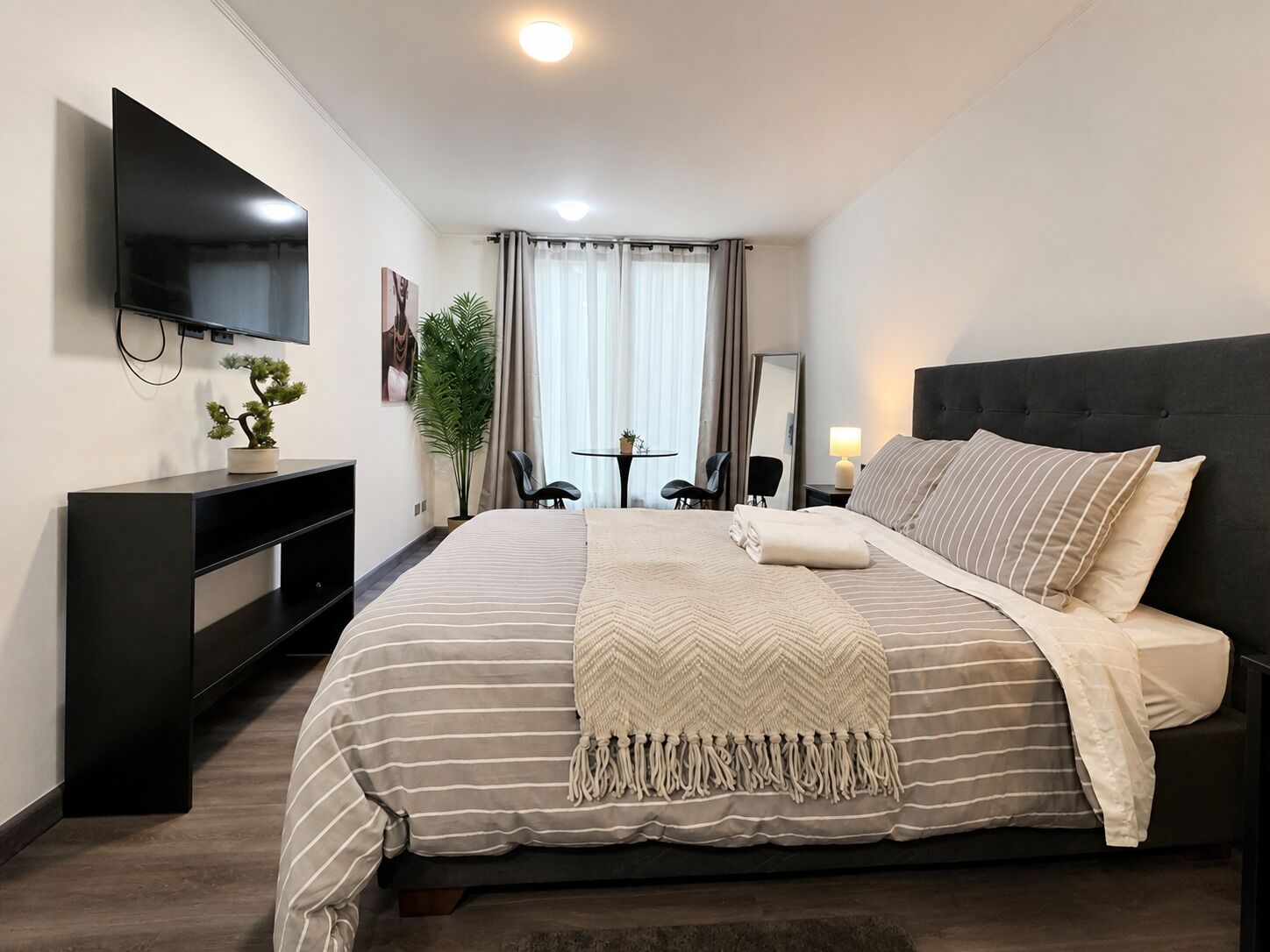 Apartamento standard | Roupas de cama premium, edredons de pluma, cortinas blackout
