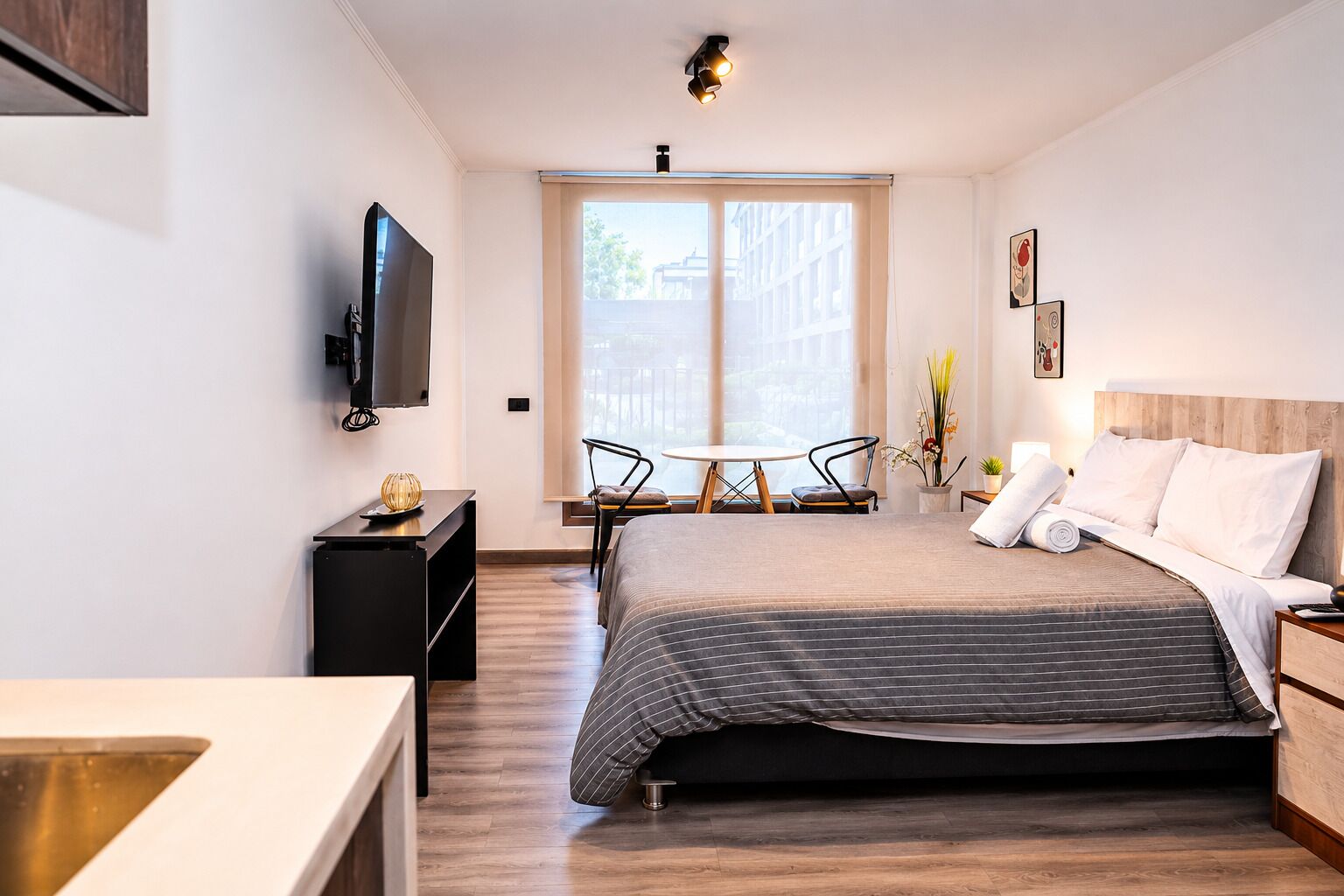 Apartamento standard | Roupas de cama premium, edredons de pluma, cortinas blackout