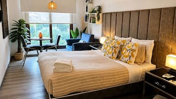 Apartamento | Roupas de cama premium, edredons de pluma, cortinas blackout