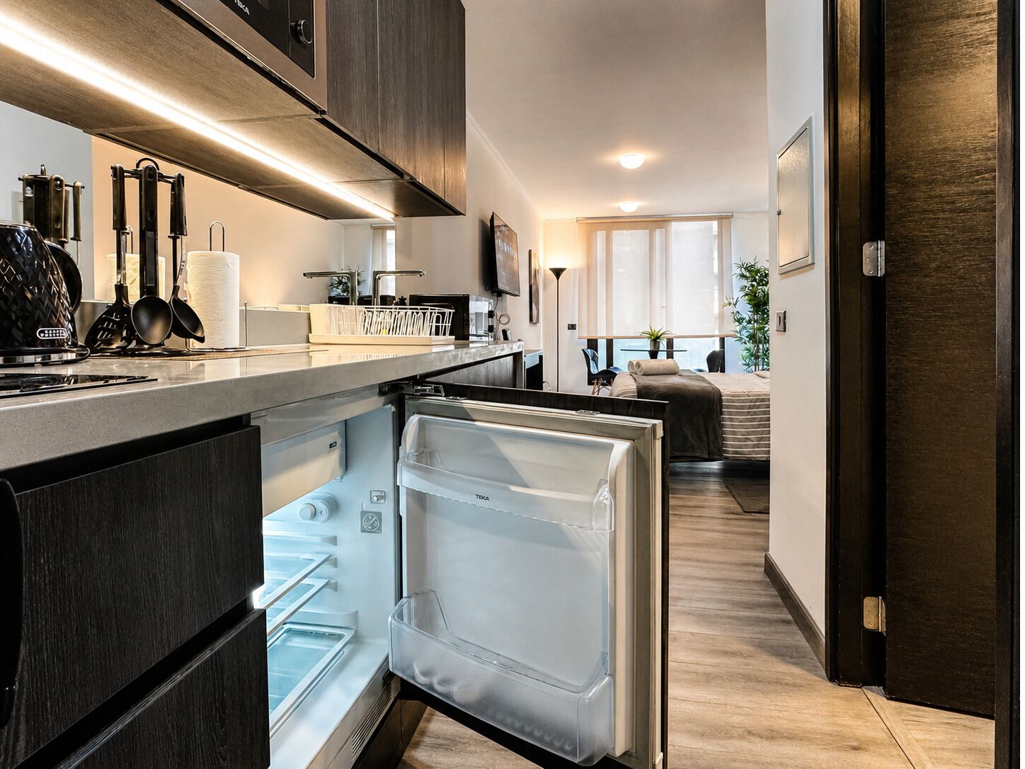 Apartamento superior | Cozinha privada | Frigobar, micro-ondas, cooktop, chaleira elétrica
