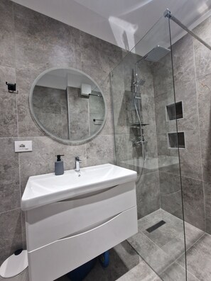 Apartamento Familiar, varanda | Casa de banho | Um polibã, um secador de cabelo, toalhas fornecidas, sabão 