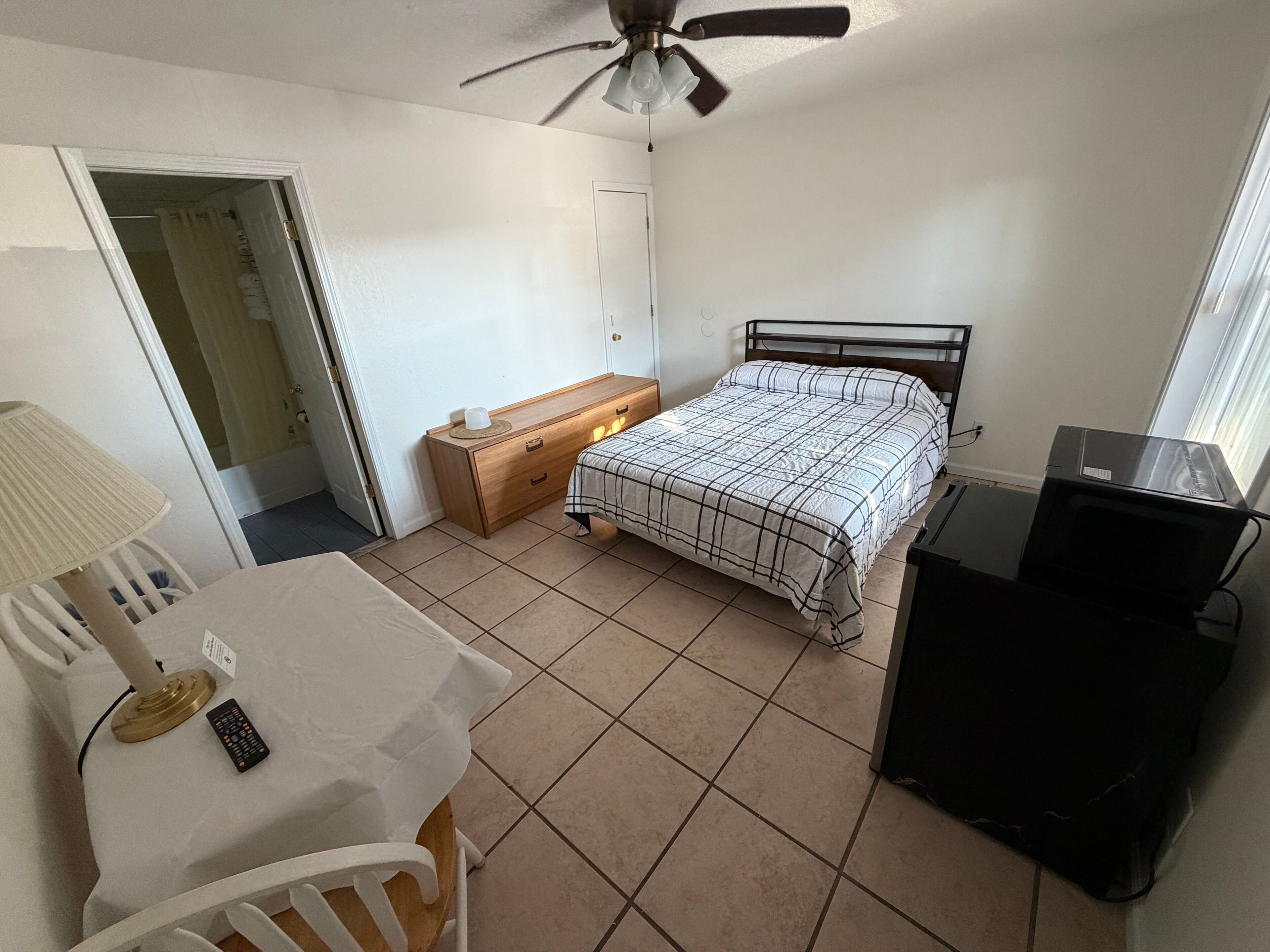 Quarto, 1 cama Queen | Ferros/tábuas de passar roupa, Wi-Fi de cortesia