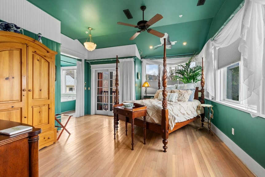 Peerless Hotel Honeymoon Suite 7 + Signature Rm. 6 - Ashland, OR