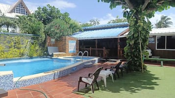 2 piscinas exteriores