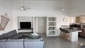 Apartamento de Luxo | Sala de estar | Televisor LED de 60 polegadas com canais por cabo 