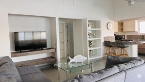 Apartamento de Luxo | Sala de estar | Televisor LED de 60 polegadas com canais por cabo 