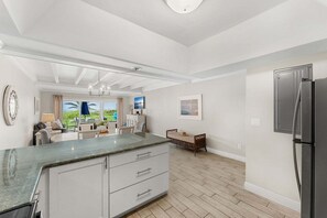 Vila (3 Bedrooms) | Cozinha privada | Geladeira, micro-ondas, fogão, cooktop