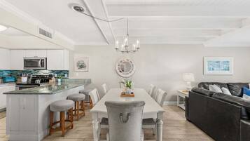 Villa (3 Bedrooms) | Restaurantes