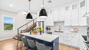 Villa (4 Bedrooms) | Cozinha privada | Um frigorífico, um micro-ondas, um forno, uma placa de cozinha