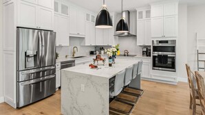 Vila (Multiple Bedrooms) | Cozinha privada | Geladeira, micro-ondas, fogão, cooktop