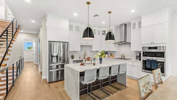 Vila (Multiple Bedrooms) | Cozinha privada | Geladeira, micro-ondas, fogão, cooktop
