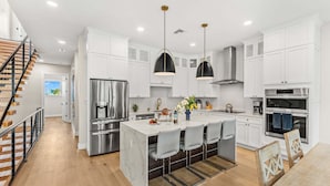 Vila (Multiple Bedrooms) | Cozinha privada | Geladeira, micro-ondas, fogão, cooktop