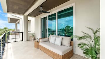 Villa (Multiple Bedrooms) | Varanda