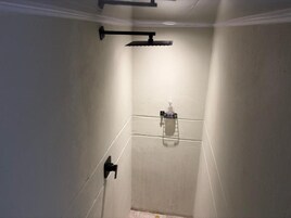 Suite Standard | Casa de banho | Um polibã, toalhas fornecidas, sabão, papel higiénico 