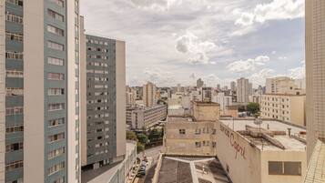 Uma área urbana com edifícios altos, incluindo um edifício em destaque com a inscrição 'EDIFICIO Capri'.