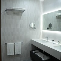 Quarto casal ou duplo | Banheiro | Chuveiro, produtos de toalete grátis, secador de cabelo