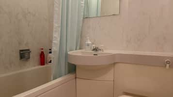 Quarto Duplo, não fumadores (Yuzu) | Casa de banho | Uma combinação polibã/banheira, um secador de cabelo