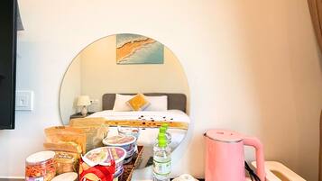 Quarto casal superior, vista para a cidade | Frigobar, cortinas blackout, quartos à prova de som, Wi-Fi de cortesia