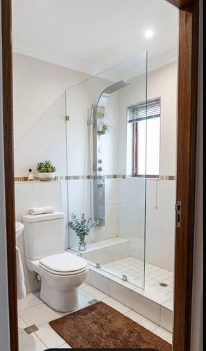 Apartamento, 2 quartos, para fumantes, sacada | Banheiro