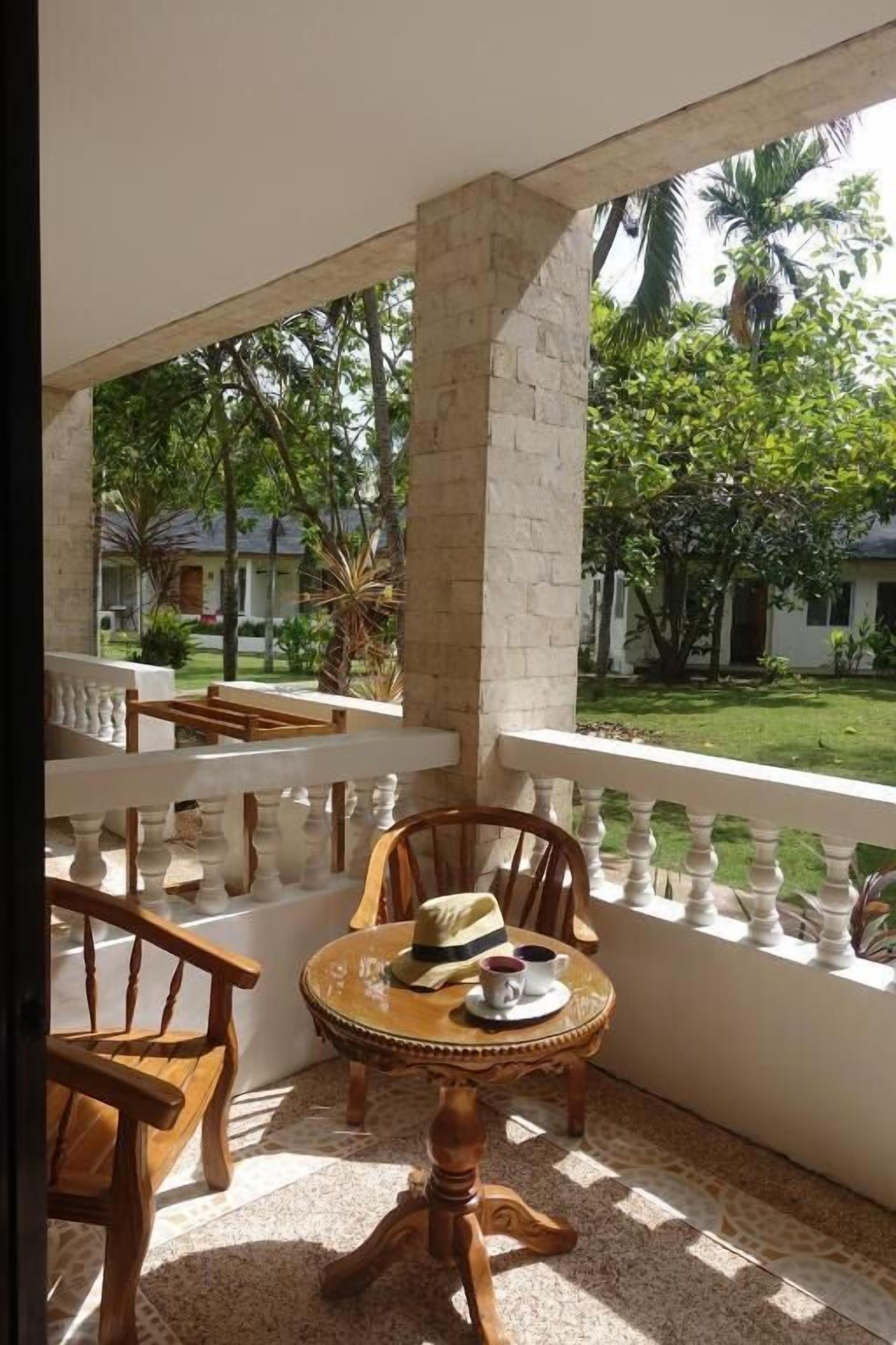 Quarto duplo luxo, sacada, vista para o jardim | Opções para refeição ao ar livre