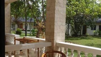 Quarto duplo luxo, sacada, vista para o jardim | Opções para refeição ao ar livre