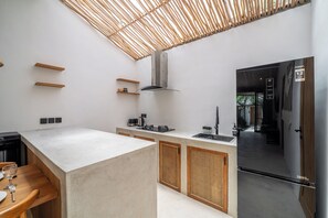 Vila superluxo, vista para a piscina | Cozinha privada | Chaleira elétrica, torradeira