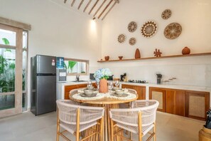 Villa Deluxe, 2 quartos, piscina privativa | Cozinha privada | Uma chaleira elétrica, uma torradeira, liquidificador, Especiarias 