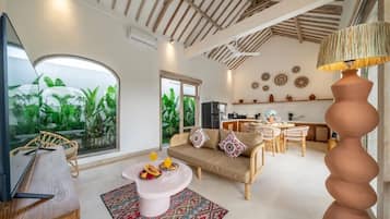Villa Deluxe, 2 quartos, piscina privativa | Sala de estar | Smart TV de 50 polegadas com canais digitais