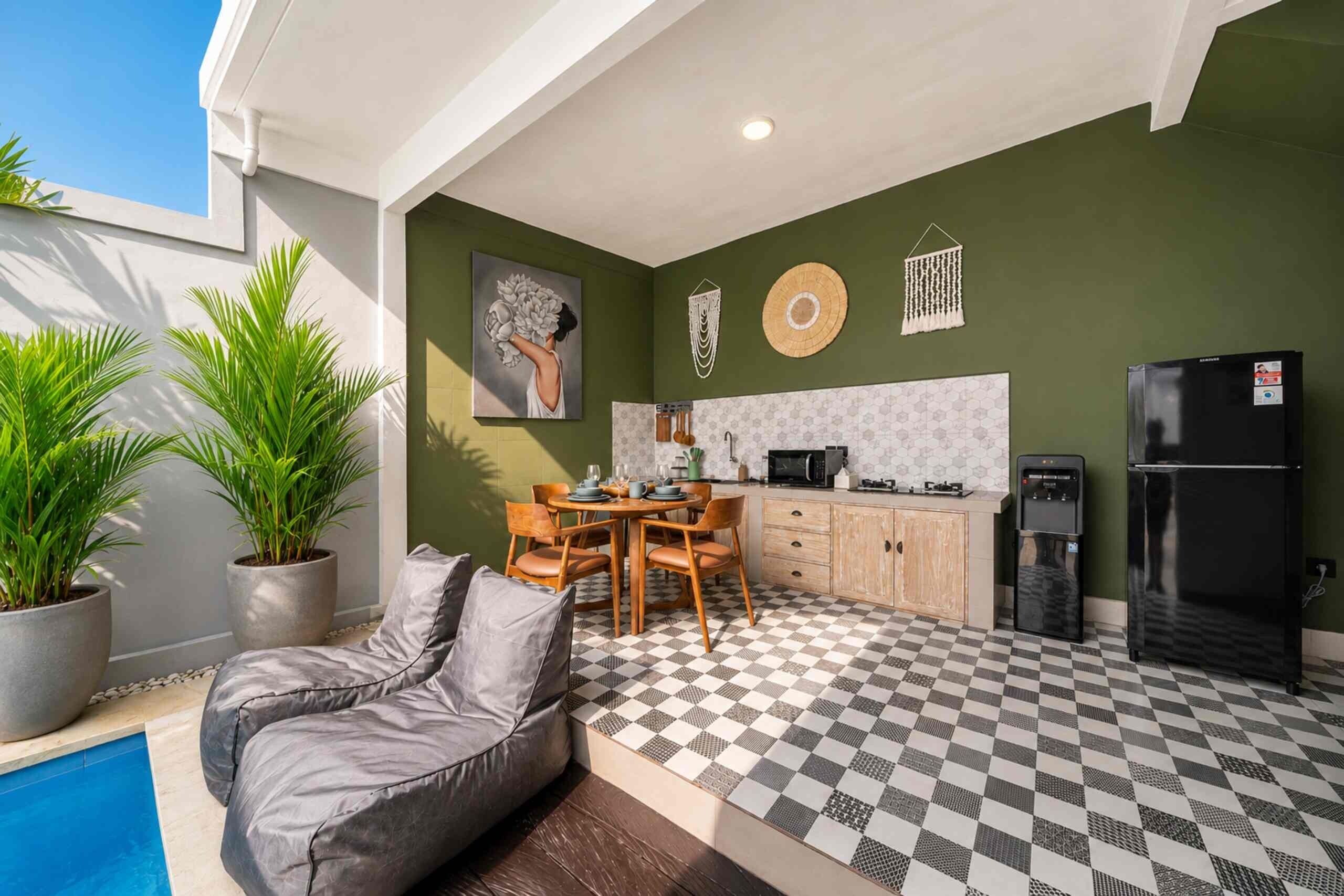Um espaço compacto com cozinha americana, área de refeições e sala de estar com piscina.