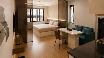 Quarto Duplo de Luxo, Vista para a cidade | Secretária, secretária adequada para computadores portáteis