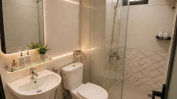 Quarto Duplo Júnior, Vista para a cidade | Casa de banho | Um polibã, artigos de higiene pessoal grátis, um secador de cabelo