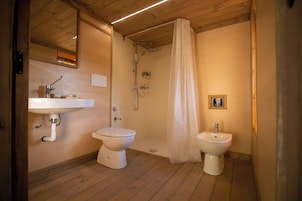 Quarto Duplo ou Twin de Luxo, vista para a colina | Casa de banho | Um polibã, um secador de cabelo, sabão, champô 