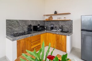 Villa Deluxe, 2 quartos, piscina privativa | Cozinha privada | Uma chaleira elétrica, uma torradeira 