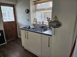 Um frigorífico, um micro-ondas, um forno, uma placa de cozinha 