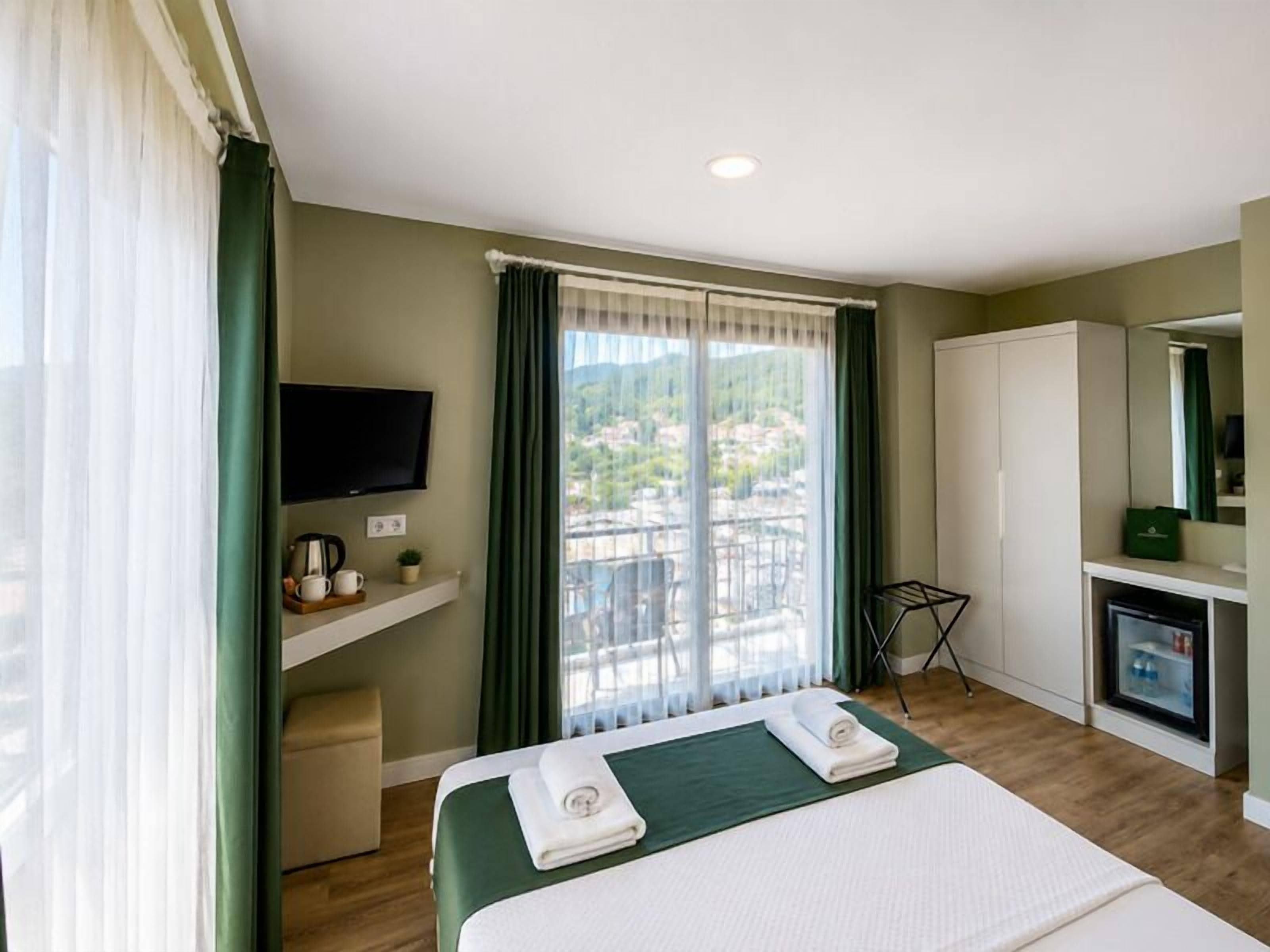 Quarto casal luxo, sacada, vista para a cidade | Escrivaninha, Wi-Fi de cortesia