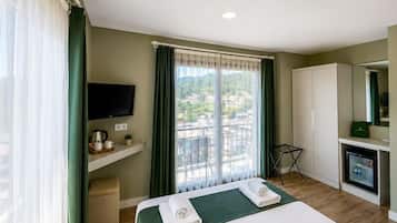 Quarto Duplo Deluxe, varanda, Vista para a cidade | Secretária, Wi-fi grátis