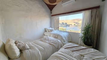 Cofre no quarto, cortinas/cortinados opacos