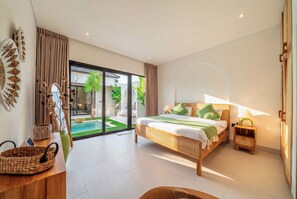 Quarto com cama, mesas de cabeceira, janela e vista para uma piscina.