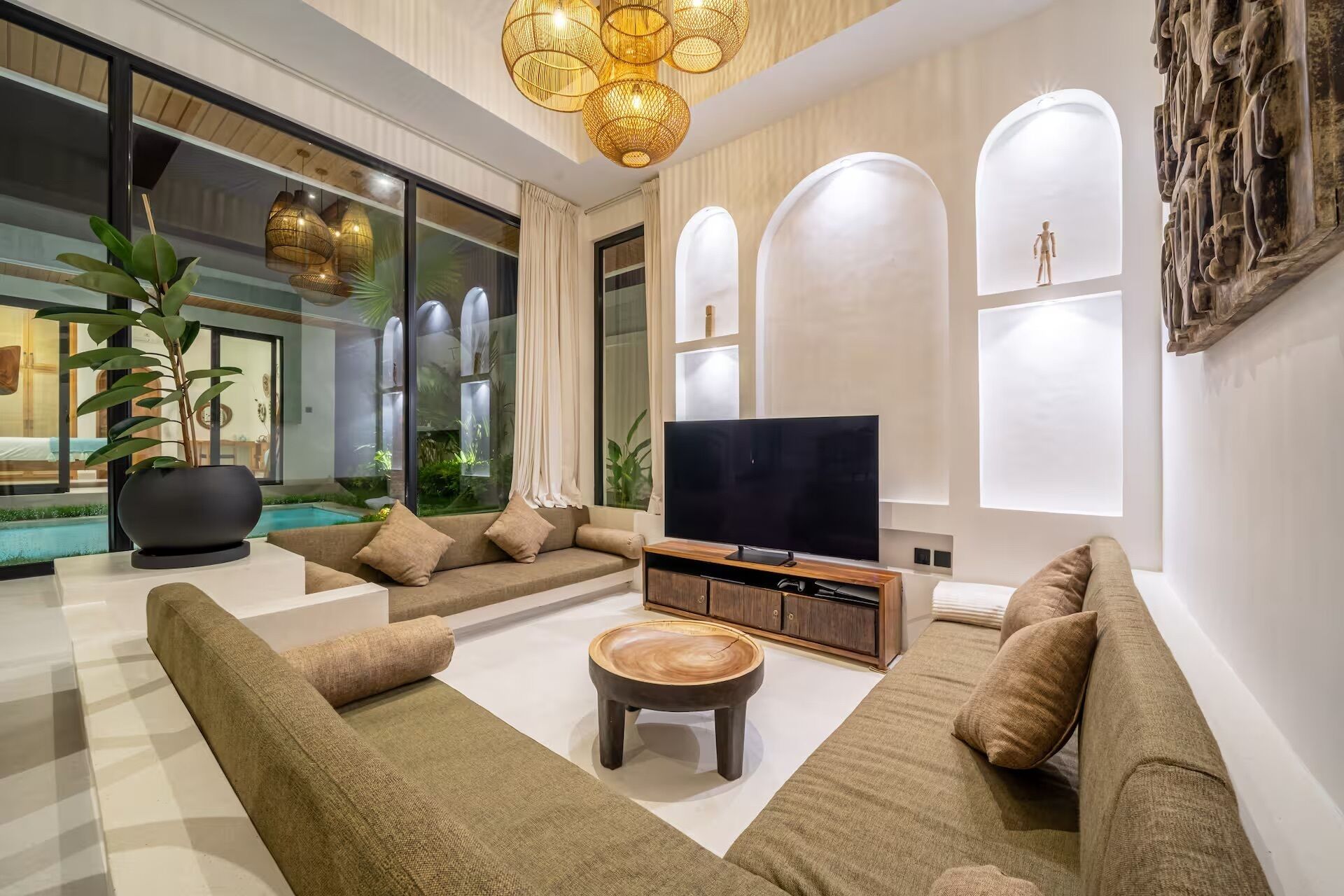 Villa de Luxo, 2 quartos, piscina privativa | Sala de estar | Smart TV de 50 polegadas com canais digitais 